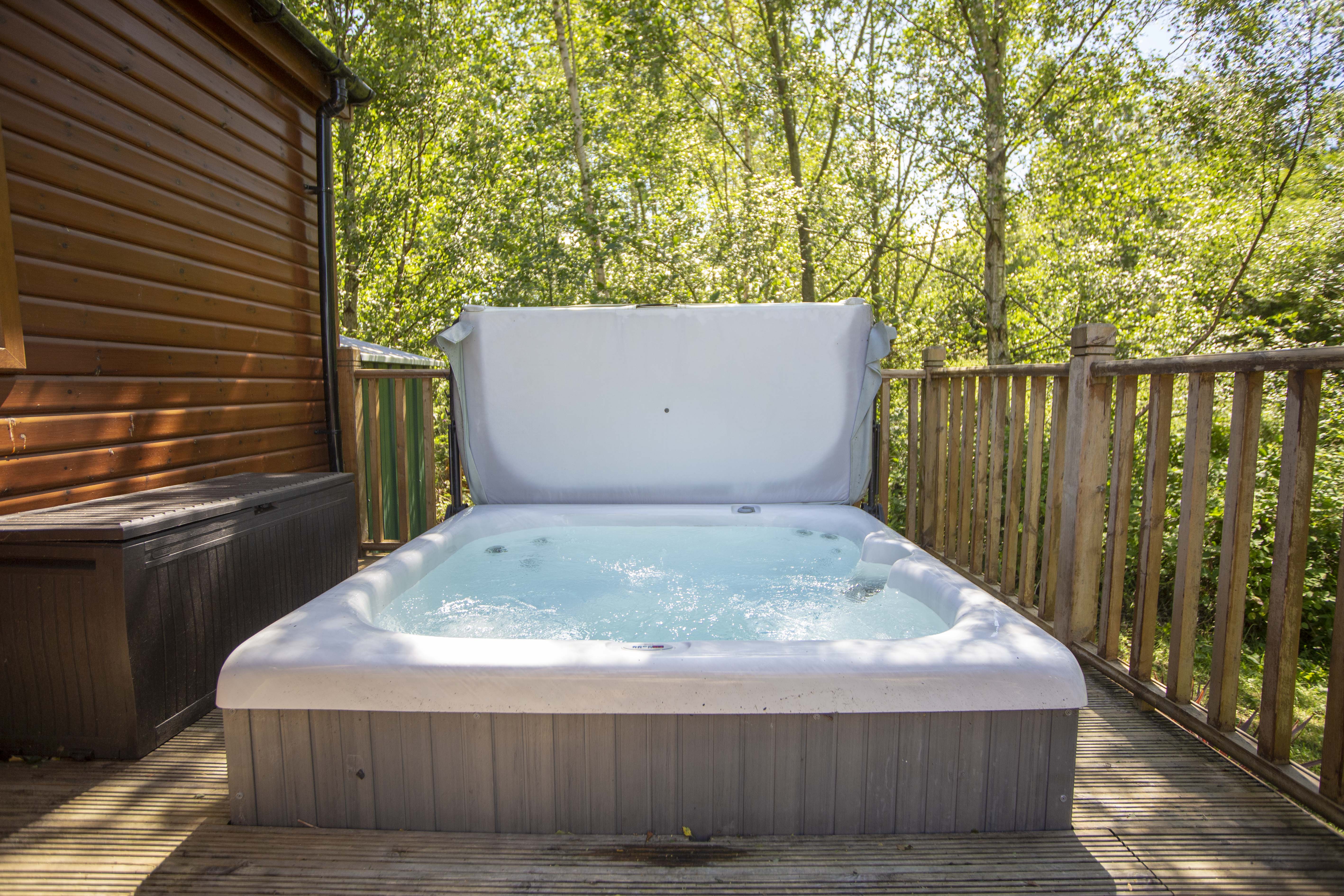 Puddleduck Lodge with Hot Tub, on Felmoor Park